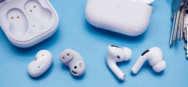 IEMs vs Earbuds [Know The Difference] - Earbuds Zone
